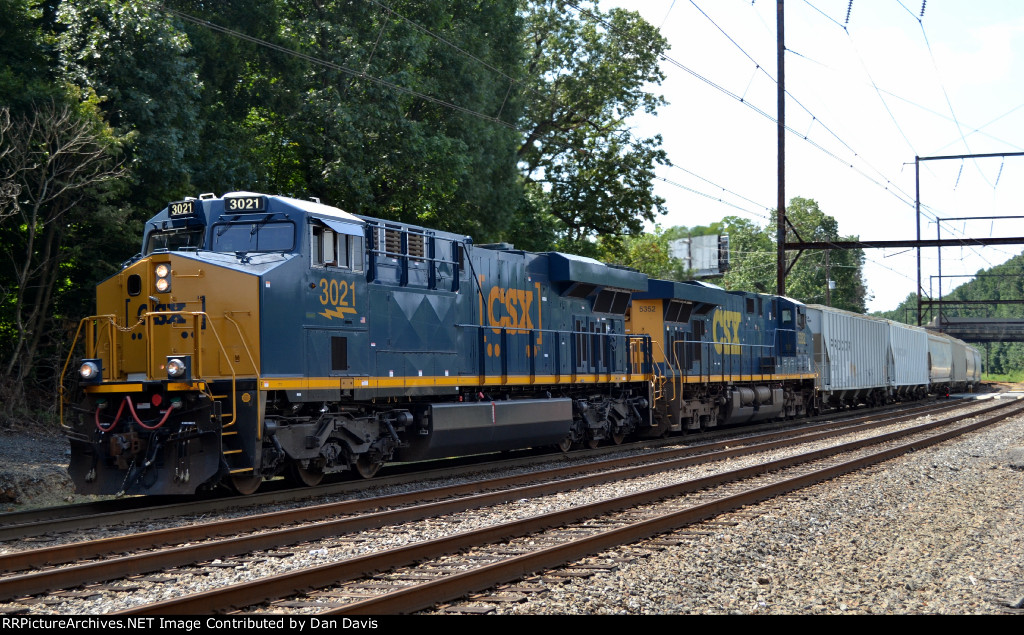 CSX ES44AH 3021 leads Q438-10